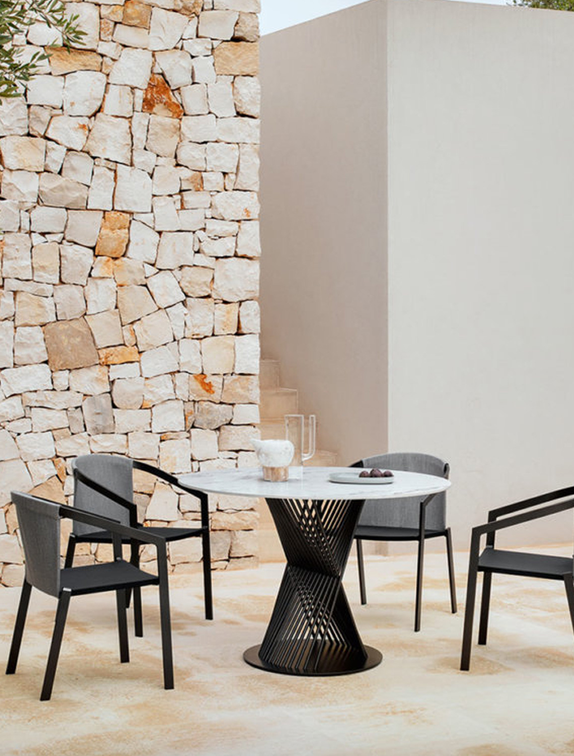 New PUSH table and chair by Myyours: the pleasure of eating outdoors