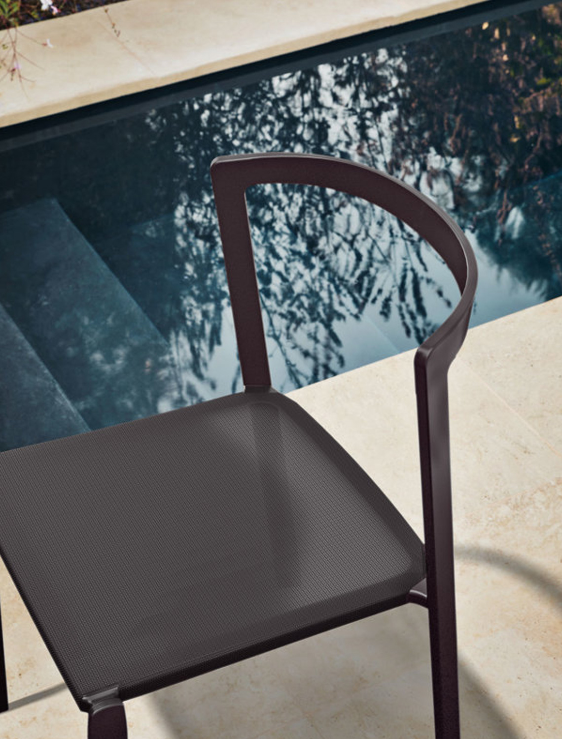 New PUSH table and chair by Myyours: the pleasure of eating outdoors