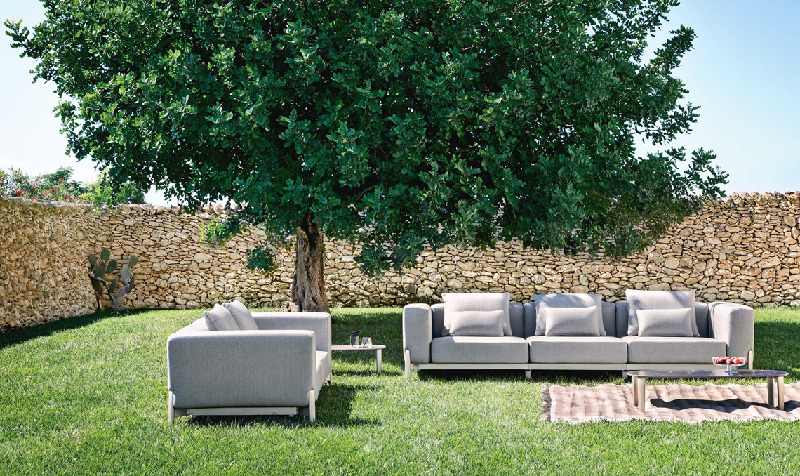 New PUSH table and chair by Myyours: the pleasure of eating outdoors