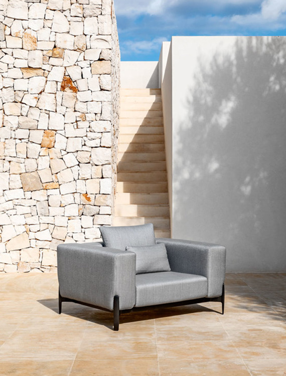 New PUSH table and chair by Myyours: the pleasure of eating outdoors