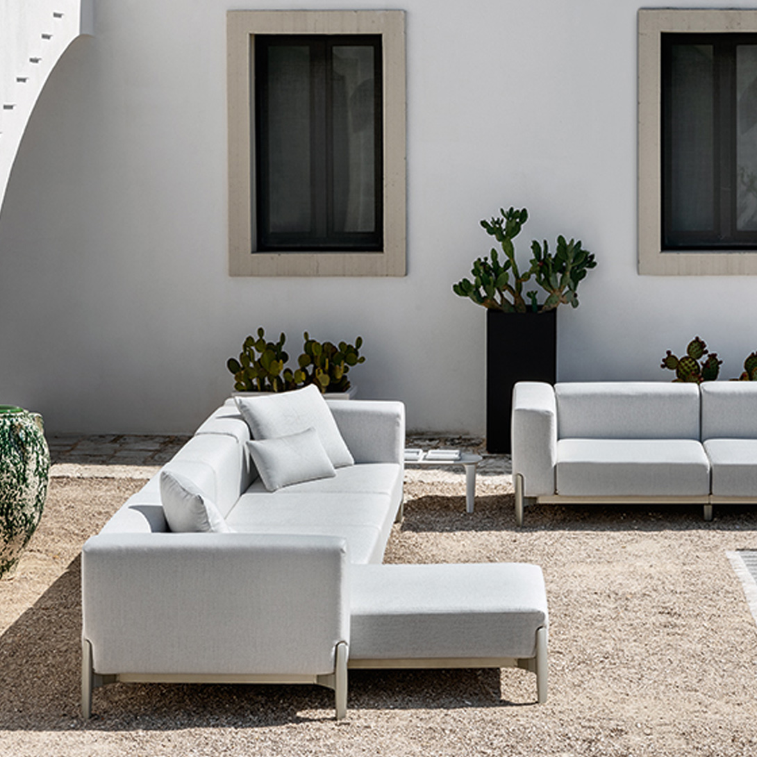 New PUSH table and chair by Myyours: the pleasure of eating outdoors