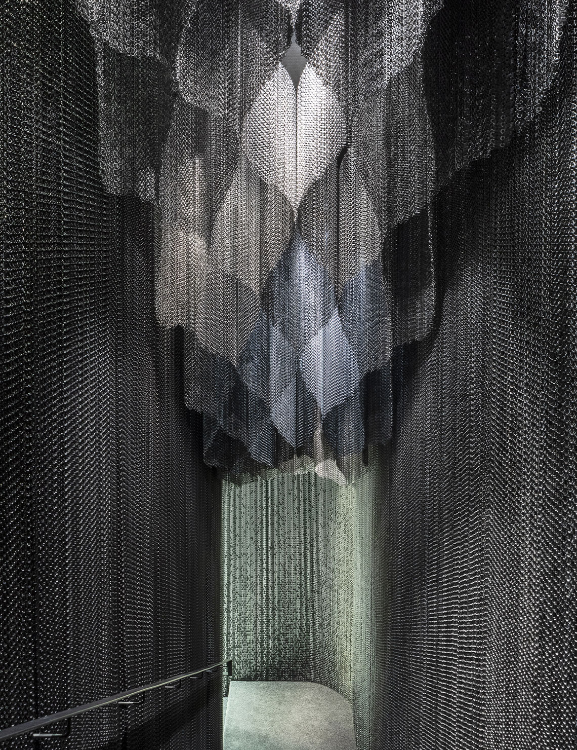 Decorative chains Kriskadecor: from simple geometries to suspended ...