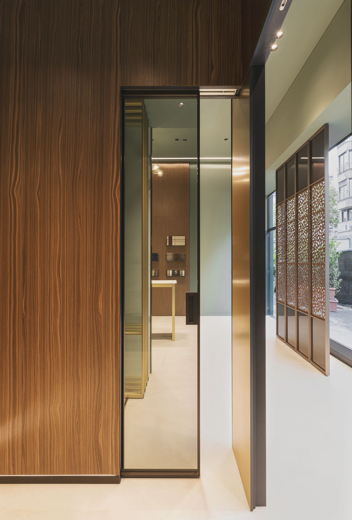 LINVISIBILE, the first collection of glass doors: discover Linea