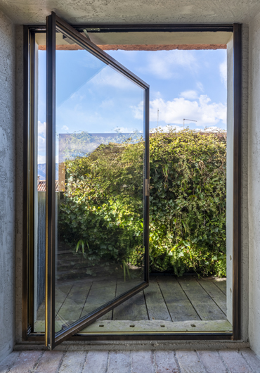 Stunning pivoting openings with one ore more sashes, of any shape: Aria29