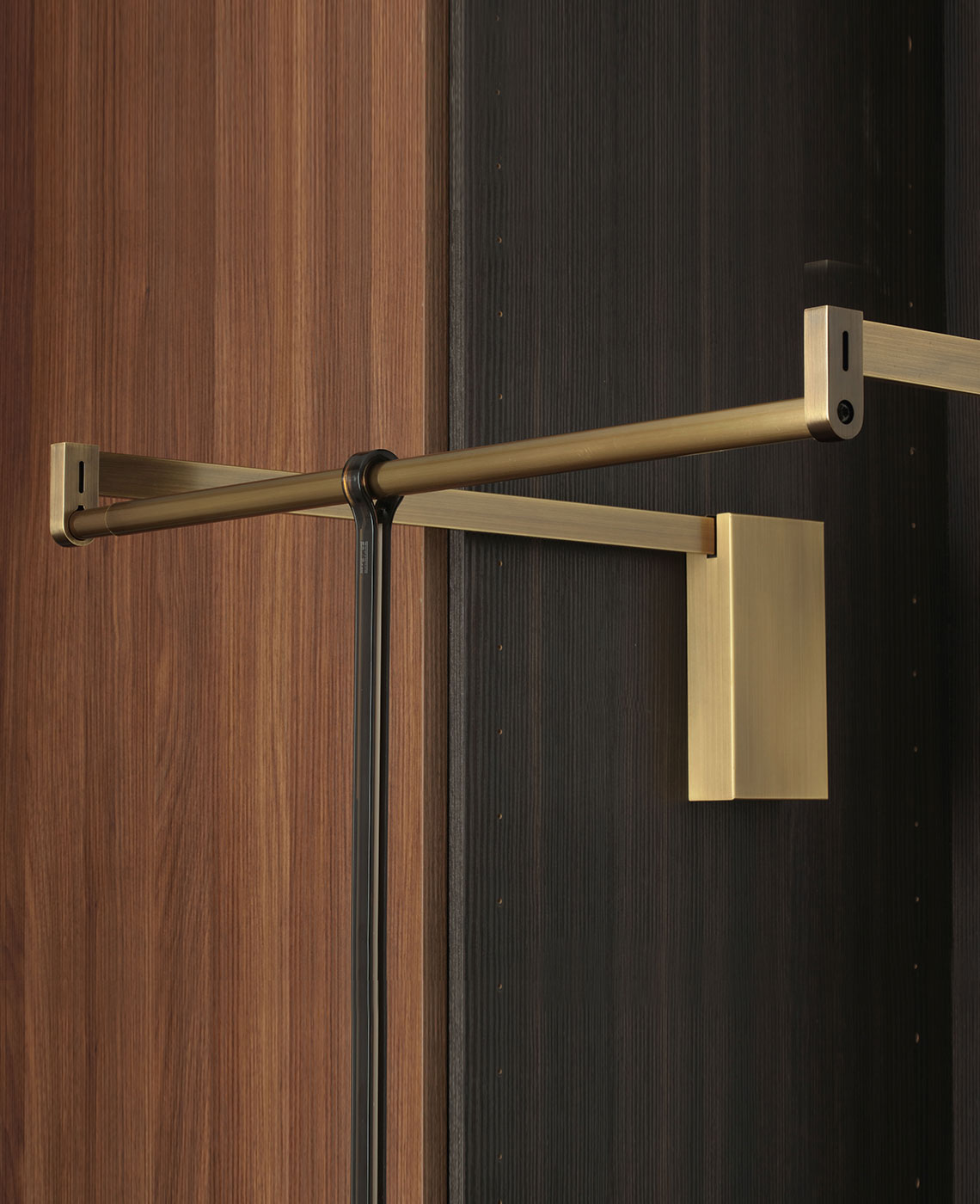 Wardrobe lift Servetto: soft closet mechanism and minimal design