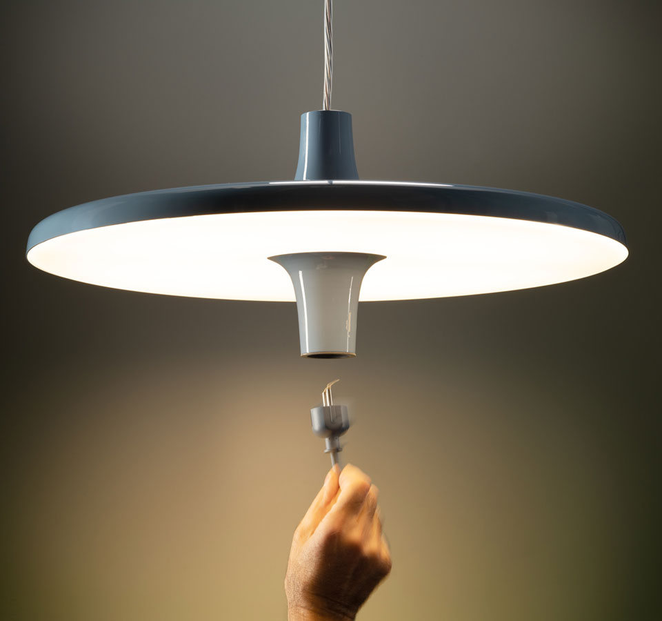 Martinelli Luce, Avro: la lampada smart che nasconde una presa di corrente