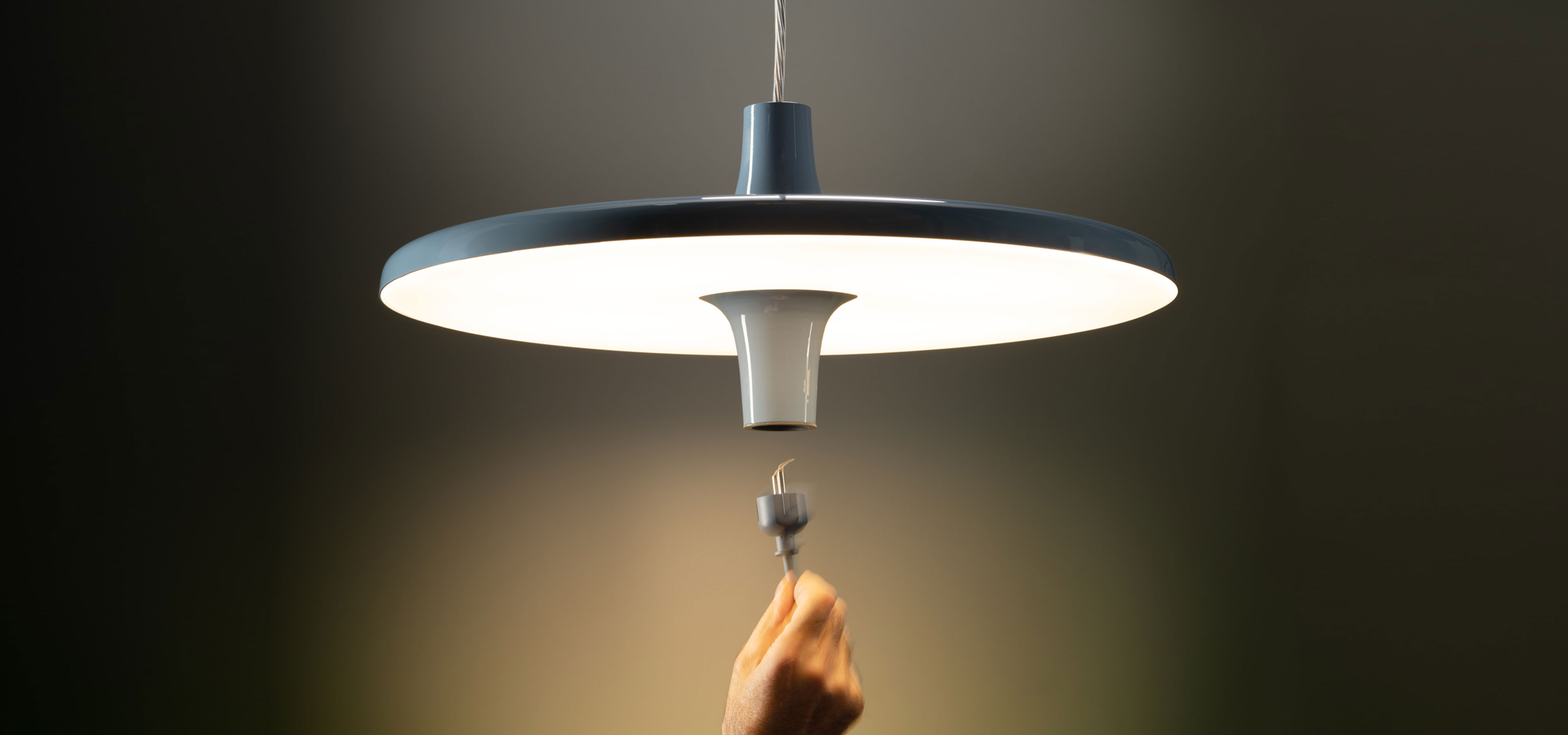 Martinelli Luce, Avro: the smart pendant lamp that conceals a socket