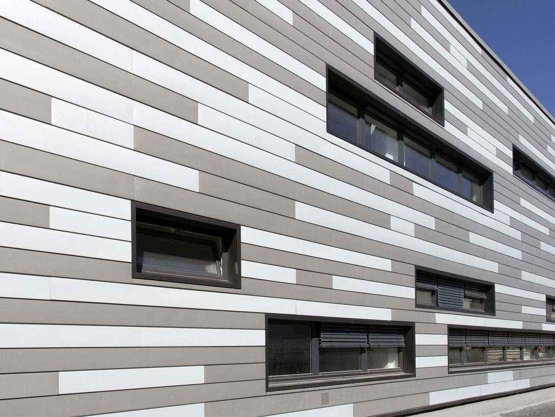 Cladding for facade in VMZINC interlocking panels