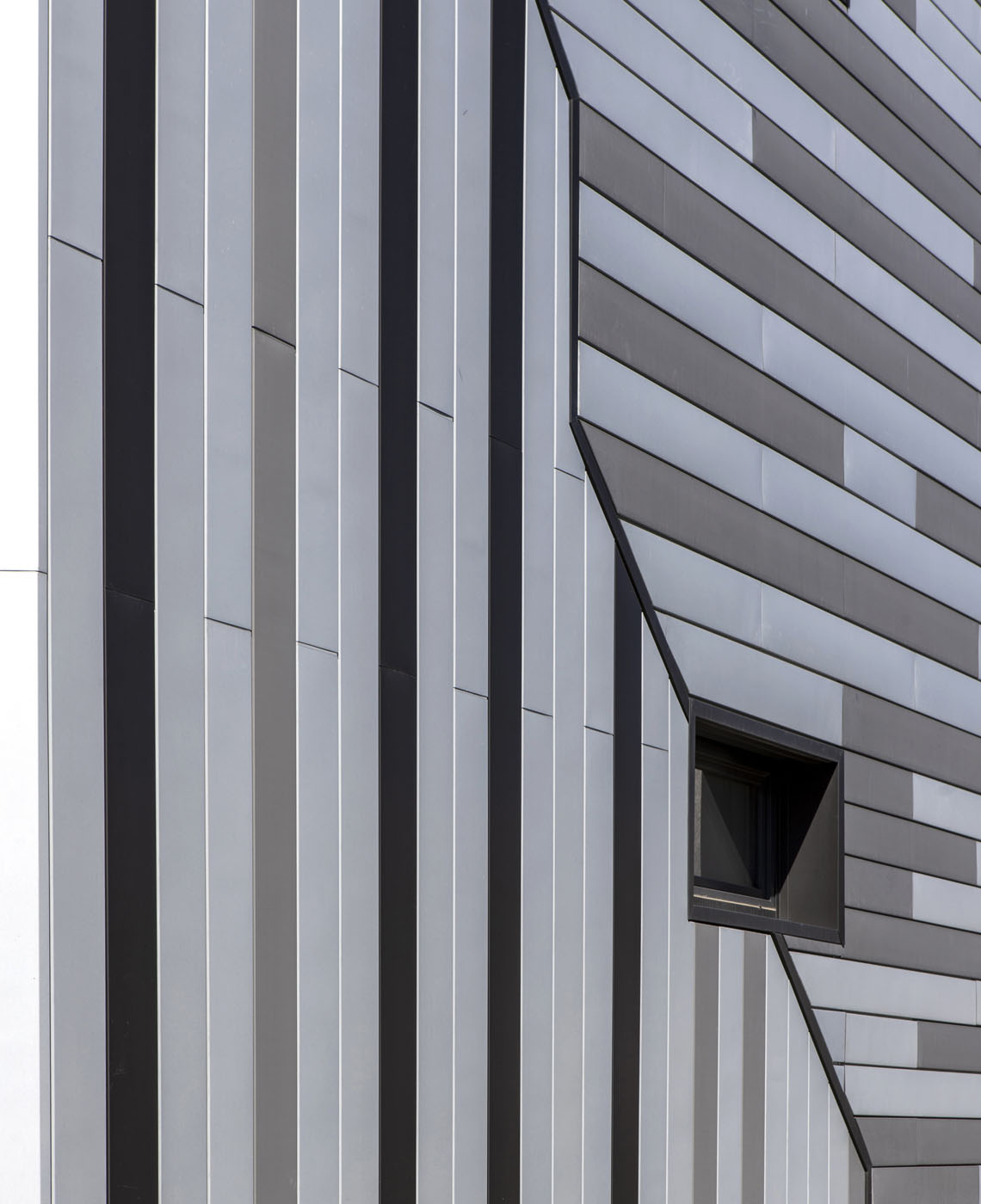 Cladding for facade in VMZINC interlocking panels