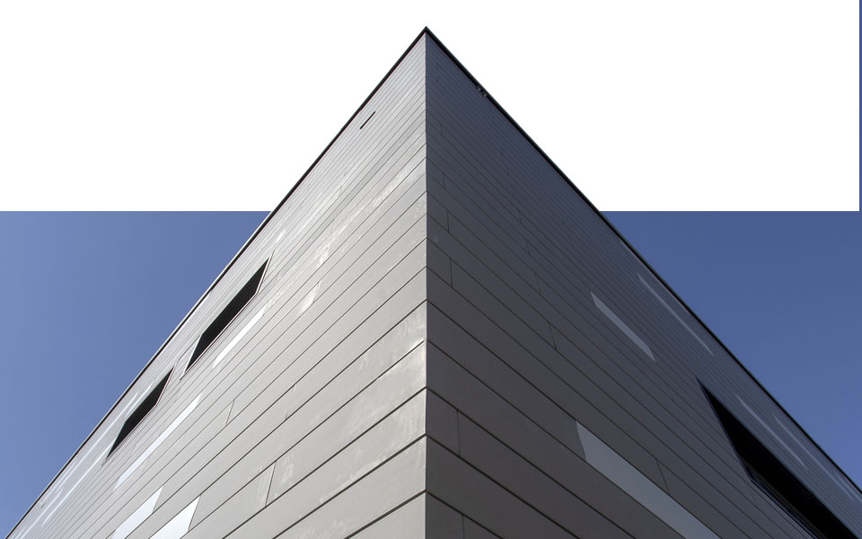 Cladding for facade in VMZINC interlocking panels