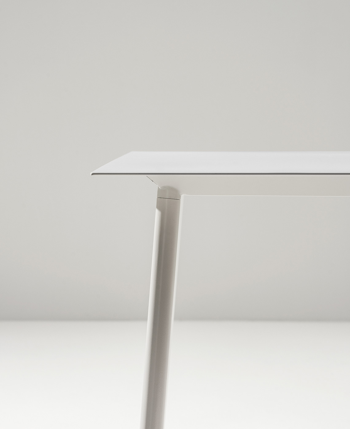 Arper, Onemm table: surprisingly thin and light