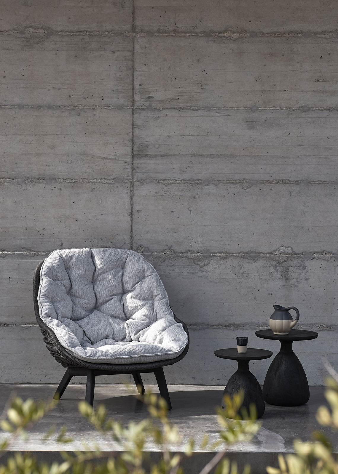 Manutti Sandua collection: woven shells supported by wooden bases