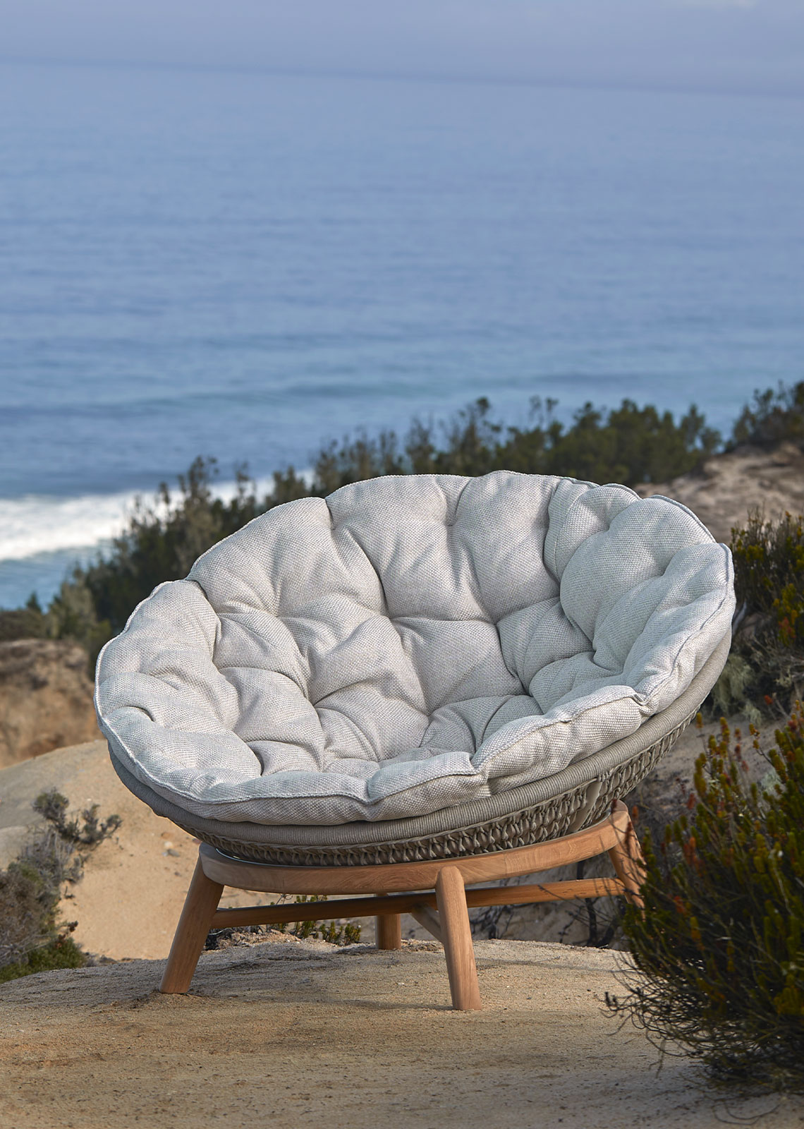 Manutti Sandua collection: woven shells supported by wooden bases