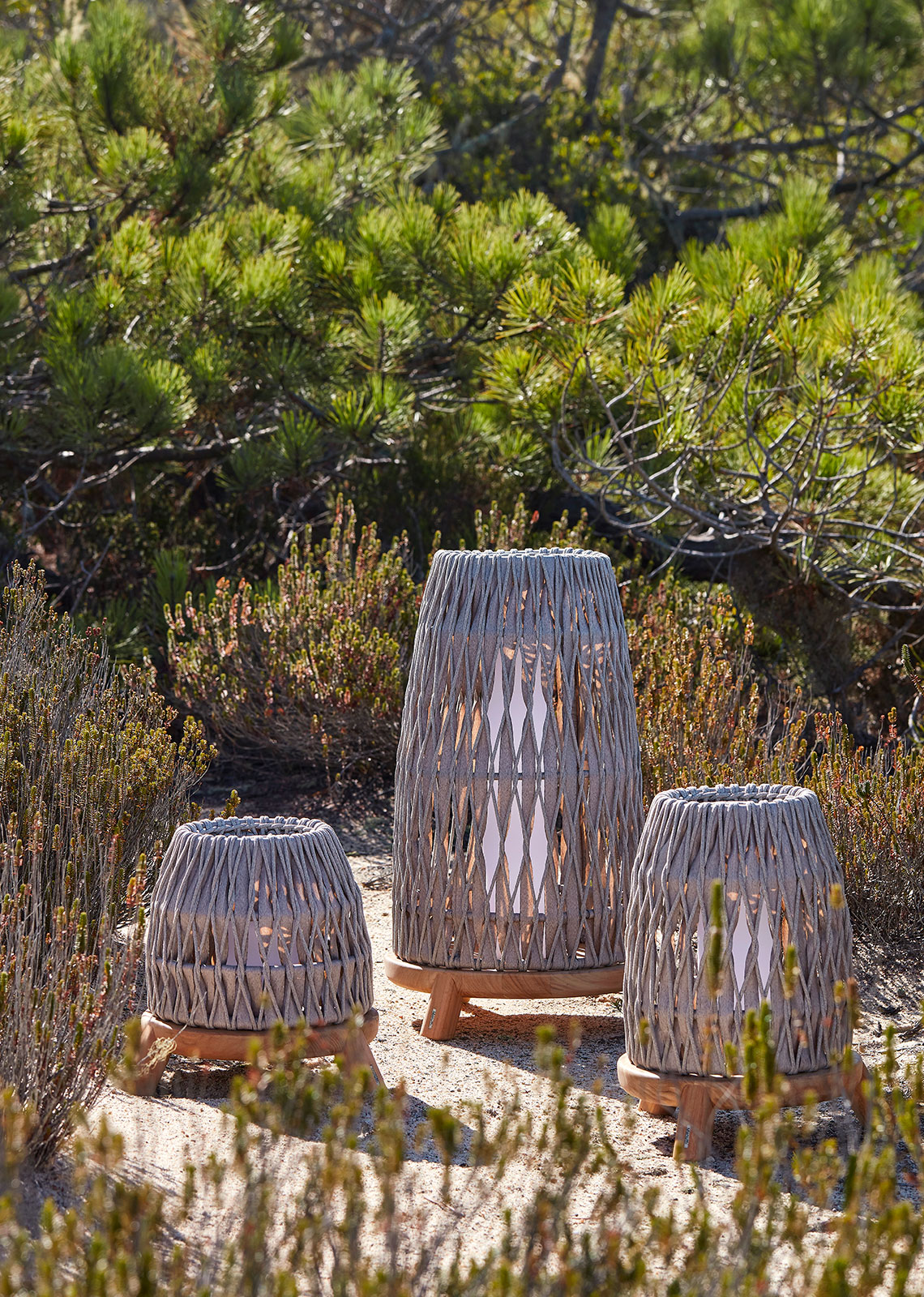 Manutti Sandua collection: woven shells supported by wooden bases