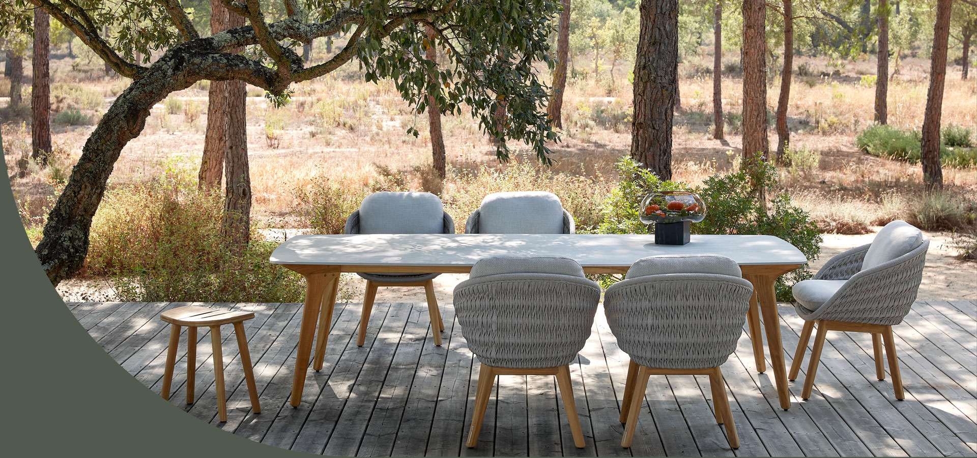 Manutti Sandua collection: woven shells supported by wooden bases