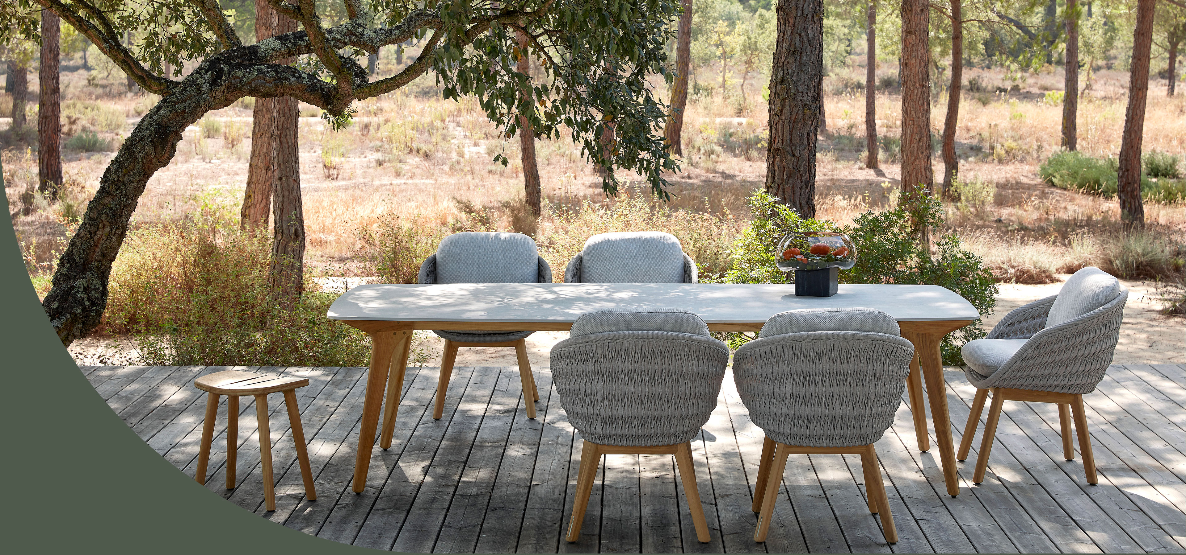 Manutti Sandua collection: woven shells supported by wooden bases