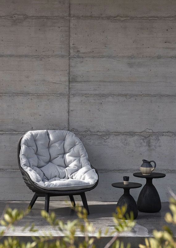 Manutti Sandua collection: woven shells supported by wooden bases
