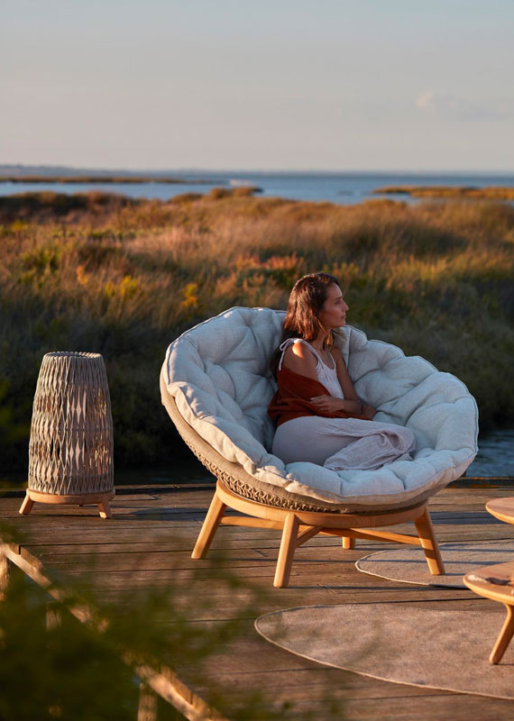 Manutti Sandua collection: woven shells supported by wooden bases