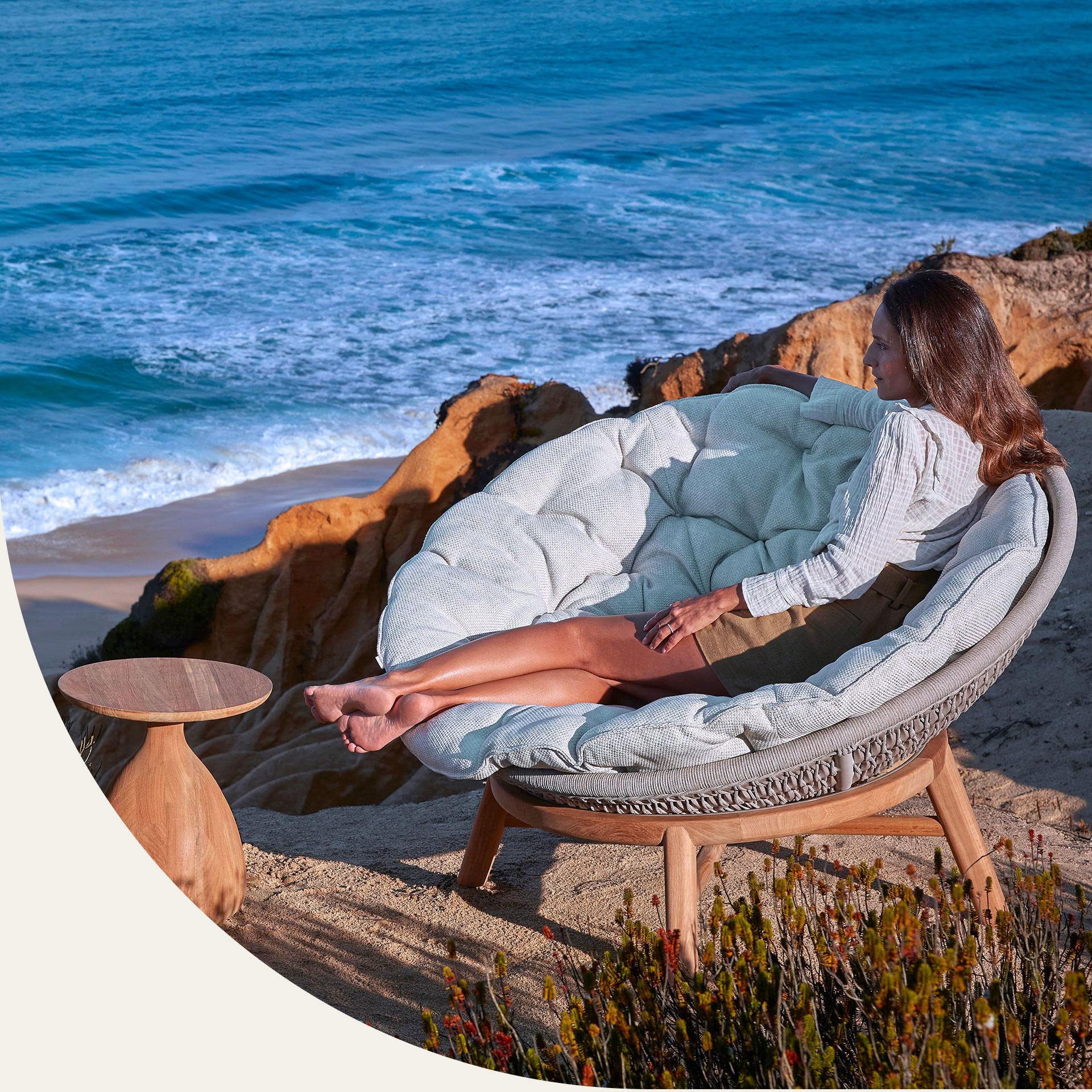 Manutti Sandua collection: woven shells supported by wooden bases