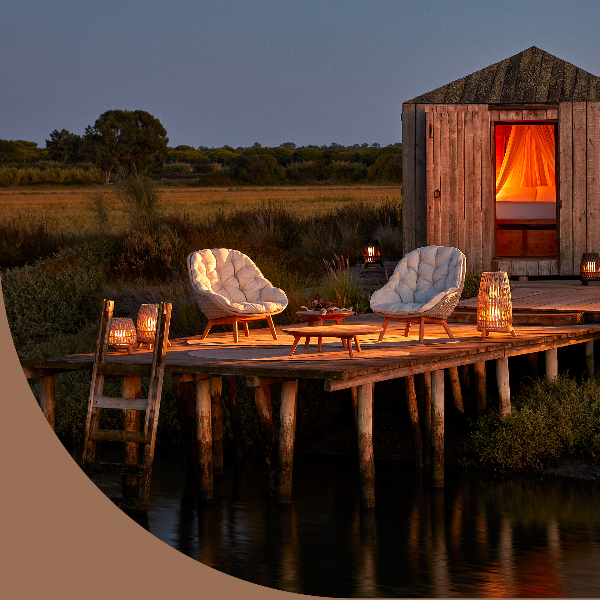 Manutti Sandua collection: woven shells supported by wooden bases