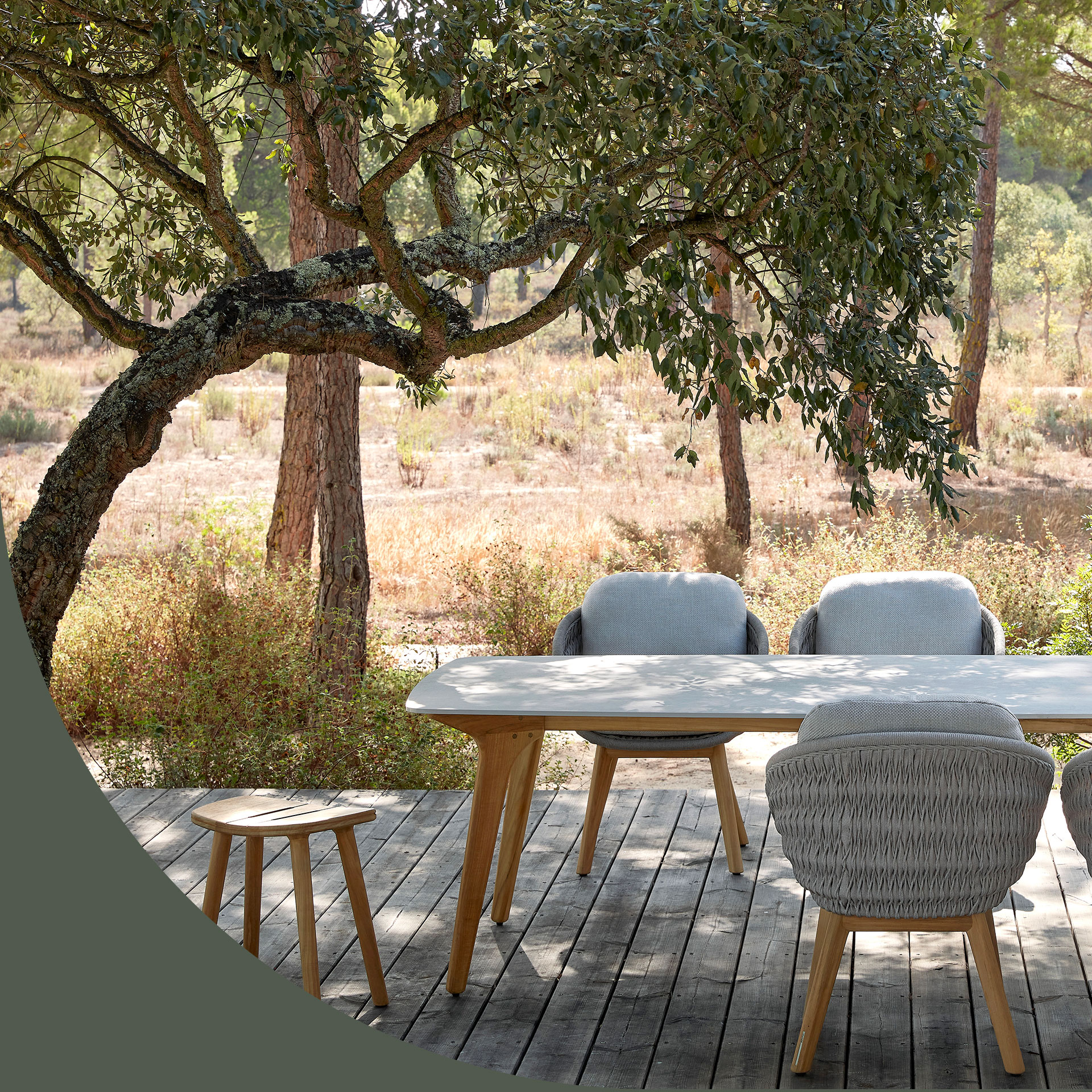 Manutti Sandua collection: woven shells supported by wooden bases