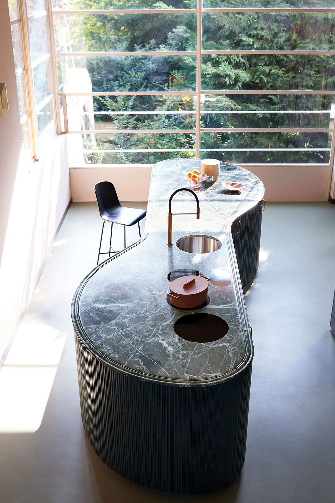 Tangram, a new concept of sinuosity to kitchen design - Cesar