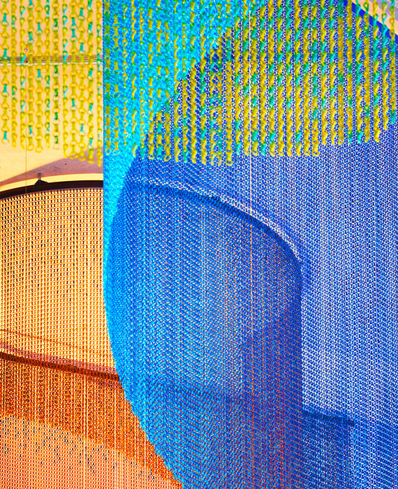 Customisable decorative chains by Kriskadecor: an explosion of colours