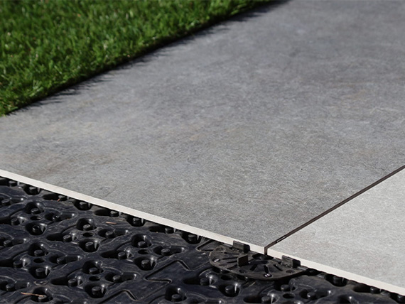 Novità Roofingreen: pavimentazione esterna Dbase con finitura in gres ...