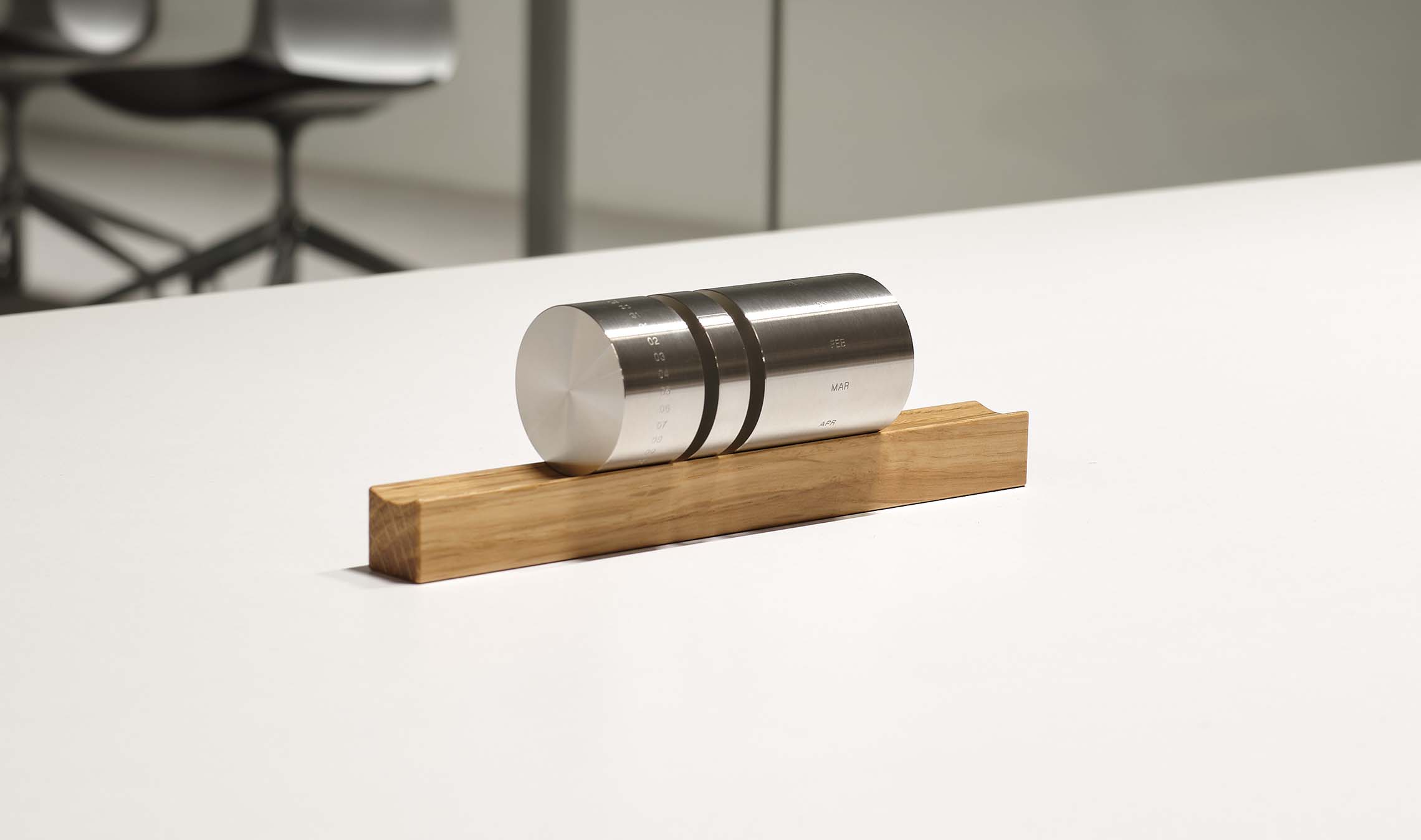 Perpetual calendar in stainless steel and oak wood design by Finemateria