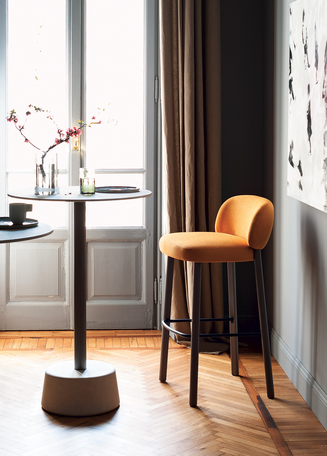 Bross stools: versatility and customization, for living and hospitality