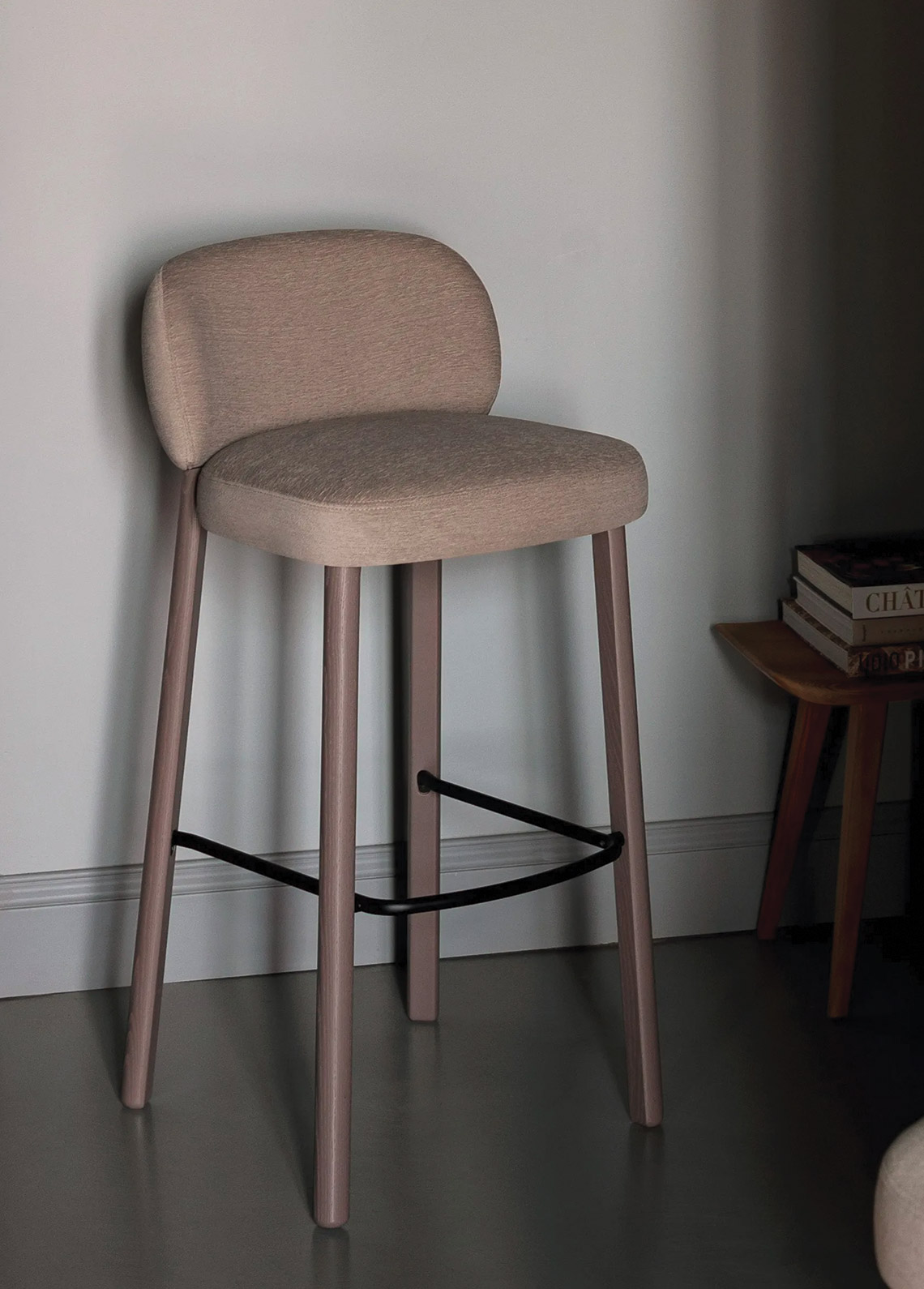 Bross stools: versatility and customization, for living and hospitality