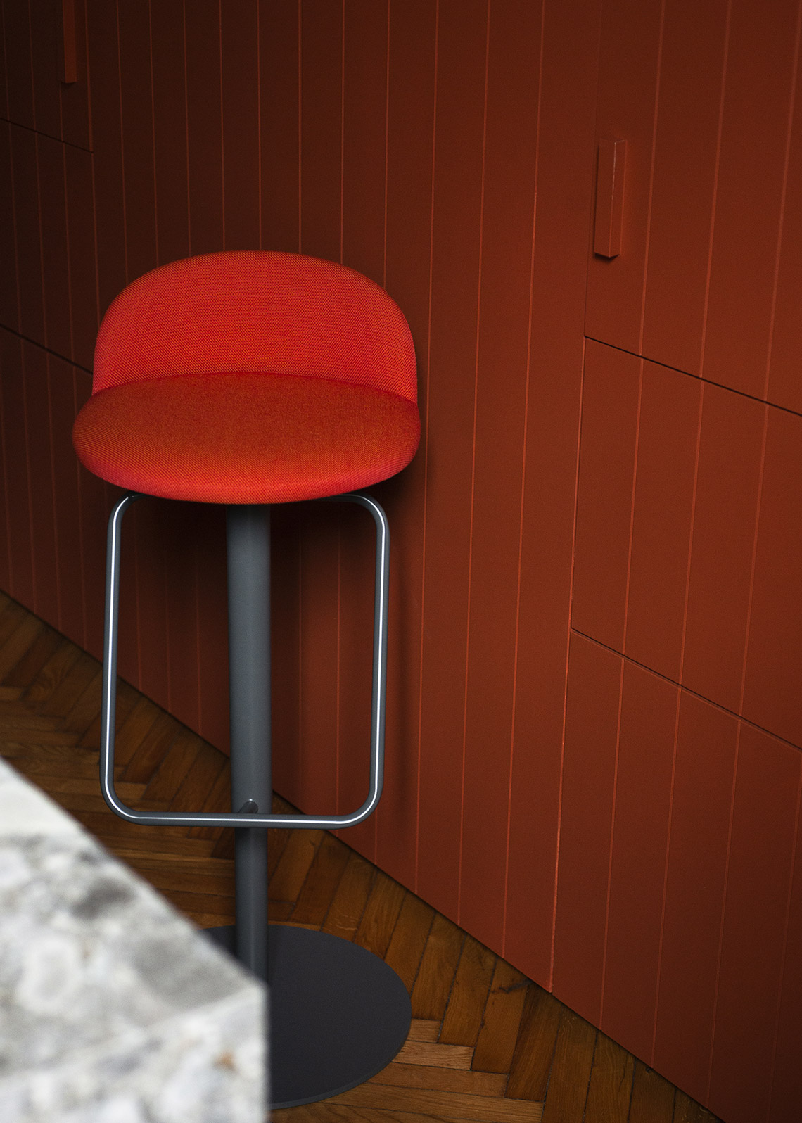 Bross stools: versatility and customization, for living and hospitality