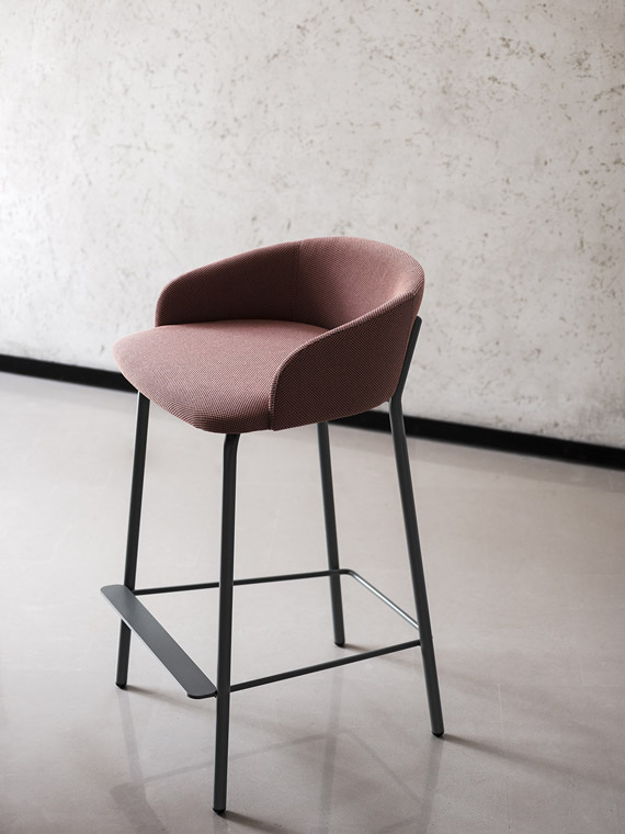 Bross stools: versatility and customization, for living and hospitality