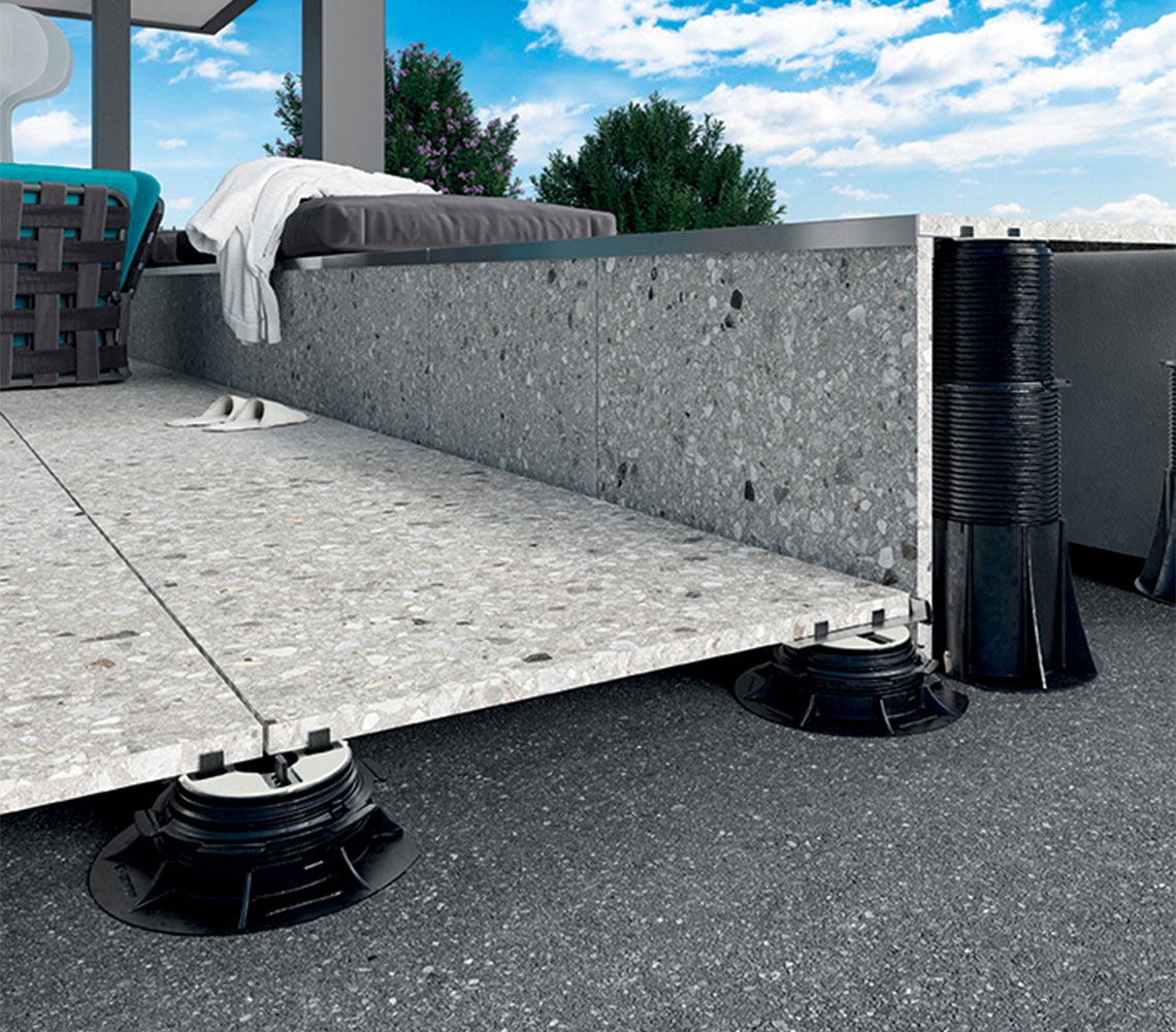 Pedestal Prime adjustable and self-levelling support by Eterno Ivica: speeds up the laying phase