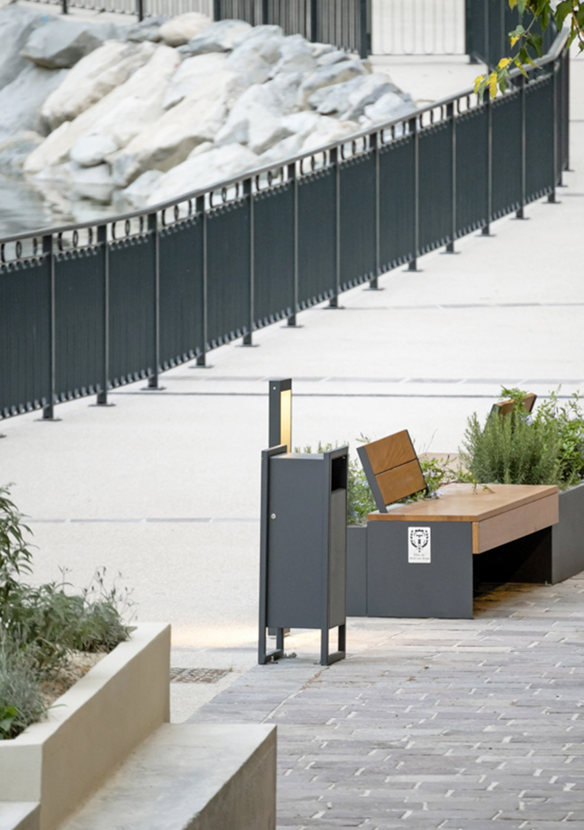 Street furniture with minimalist lines: new collection Domino by LAB23