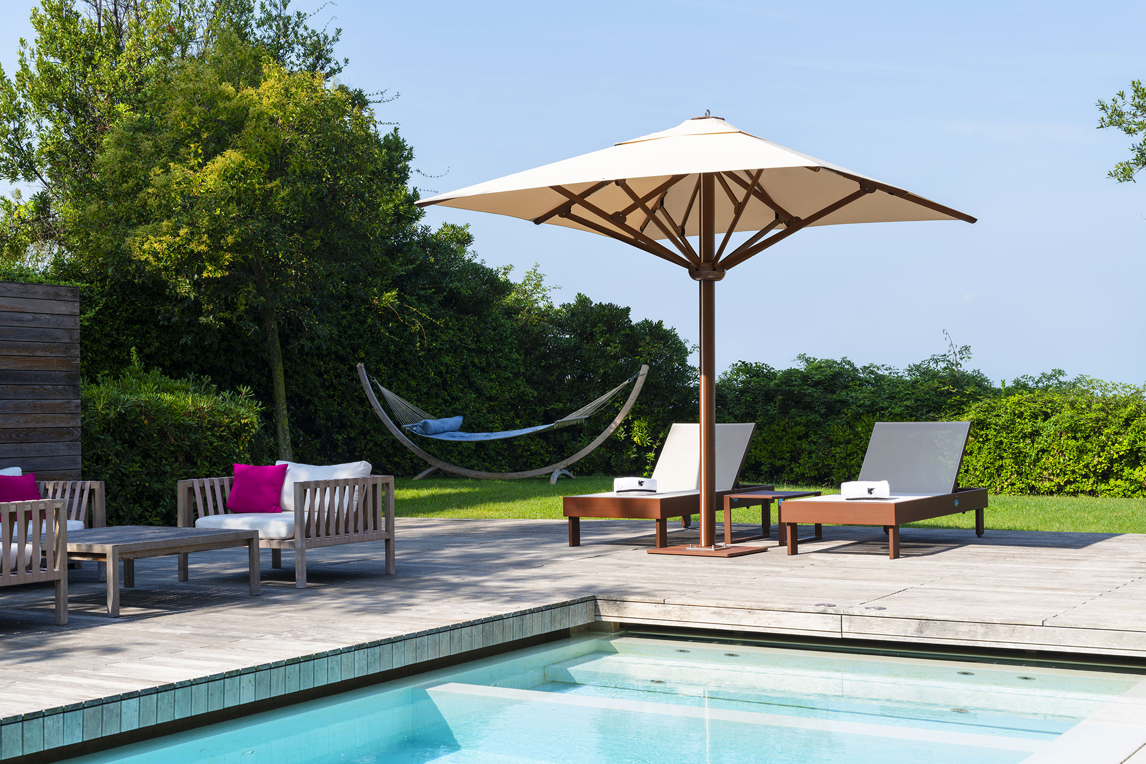 Crema parasols and outdoor furniture: rough finishes and recycled ...