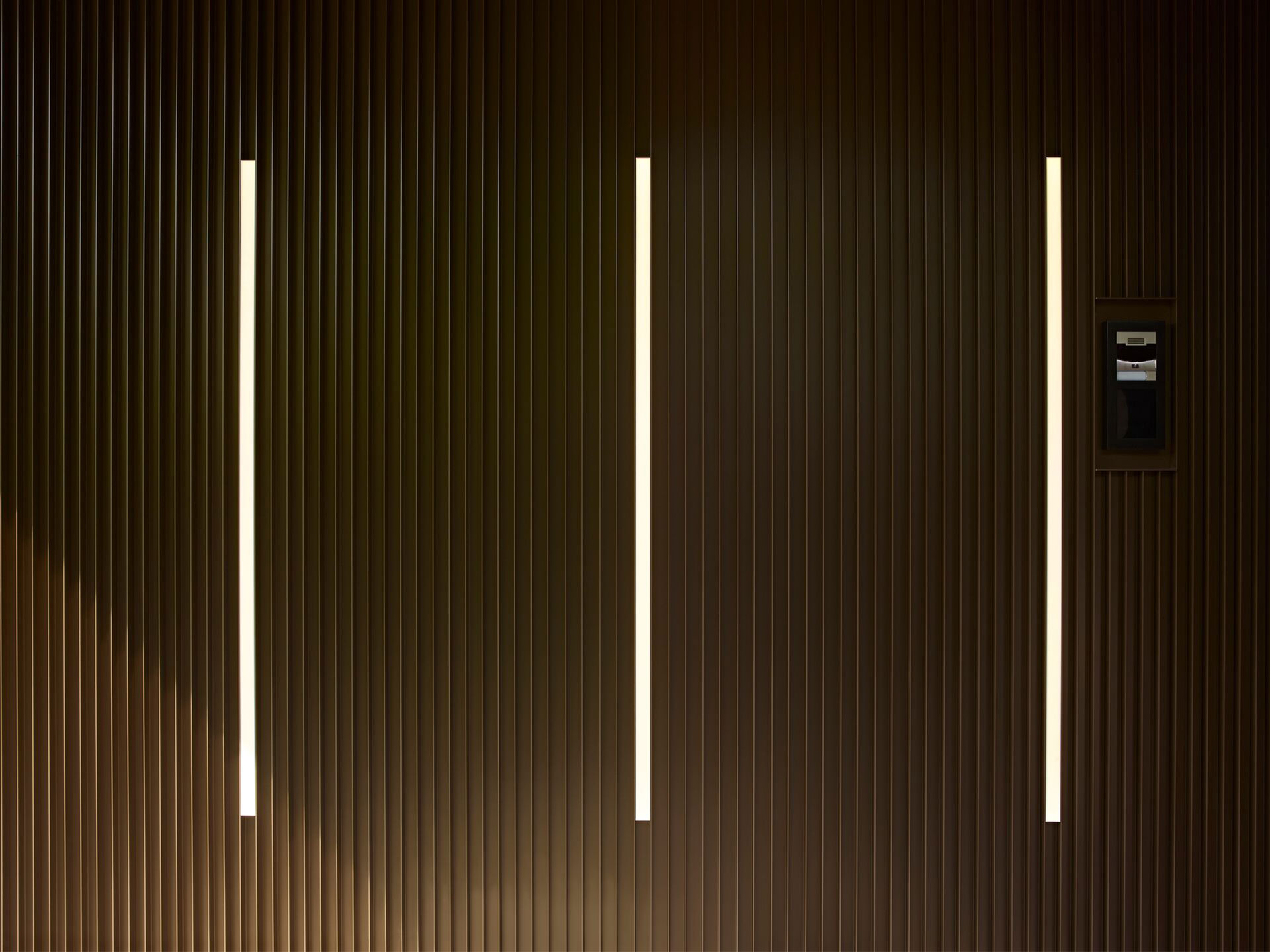 Continuous aluminium façade cladding, discover Renson Linarte