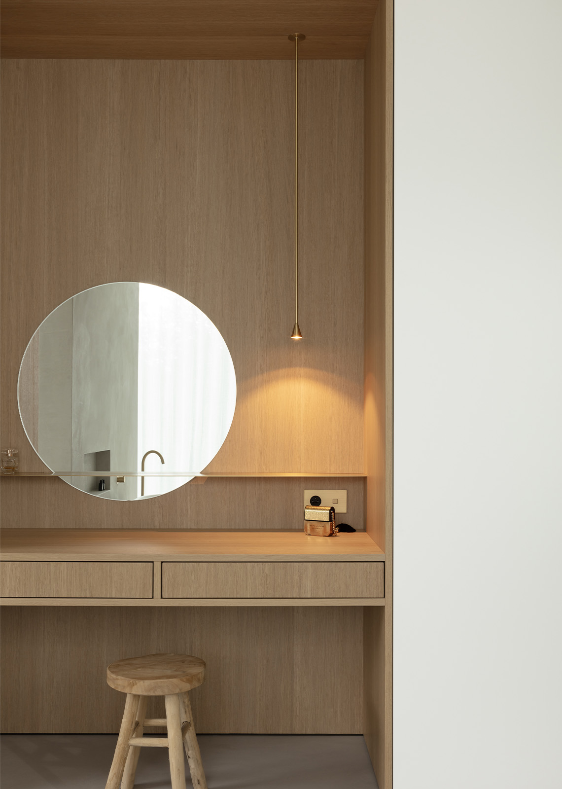 Architectural lighting in brass and glass for refined interiors Trizo21